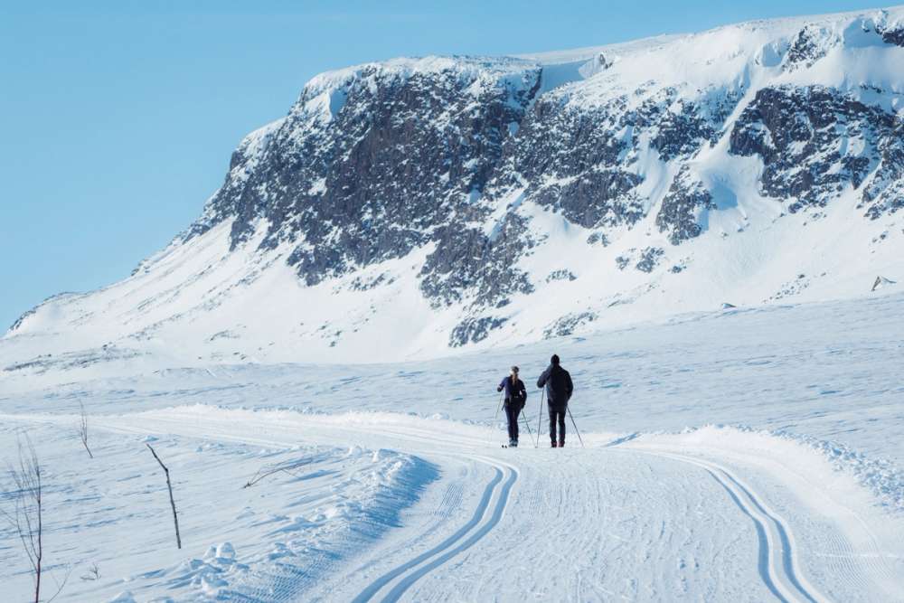 Take the train or bus to the ski resort | Ski slope | vy.no