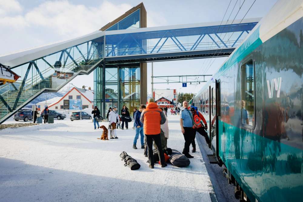 Take the train or bus to the ski resort | Ski slope | vy.no